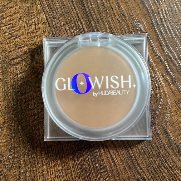 HUDA BEAUTY | Makeup | Glowish Luminous Pressed Powder | Poshmark